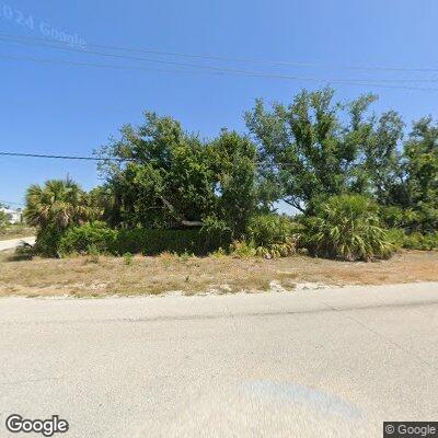 Man with bike swinging hammer at vacant house, Englewood FL | CrimeRadar