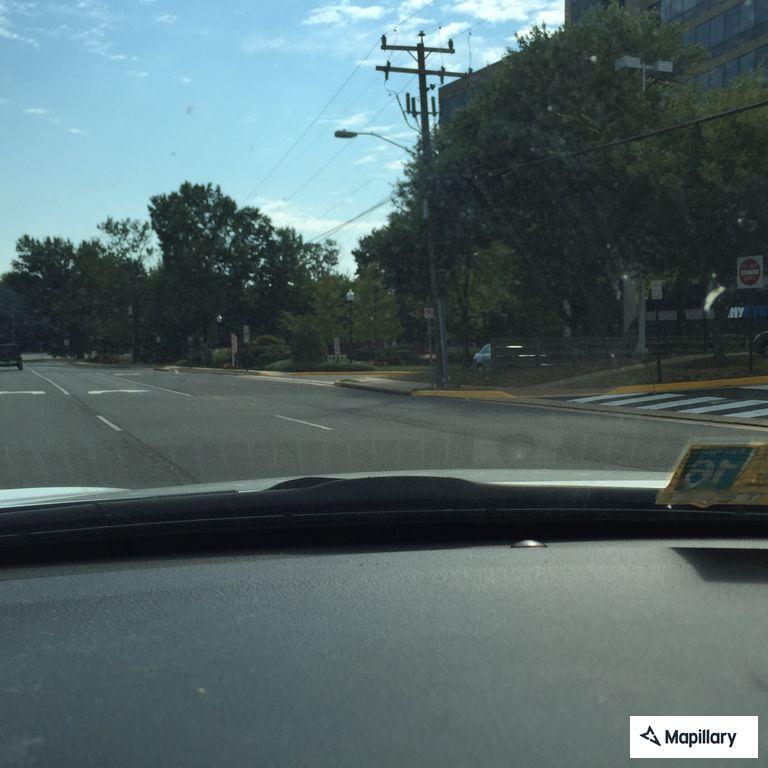 Cash taken in street robbery outside bank, Vienna VA | CrimeRadar