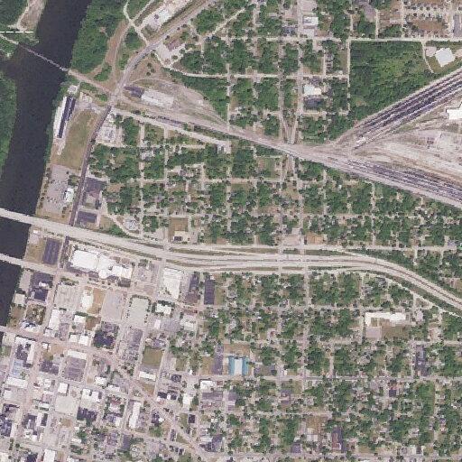 Woman shot in face, suspect flees near railroad tracks, Saginaw MI ...