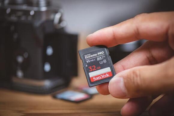 SanDisk (SNDK) Stock Slips As AI Memory Chip Rally Pauses - NewsBreak