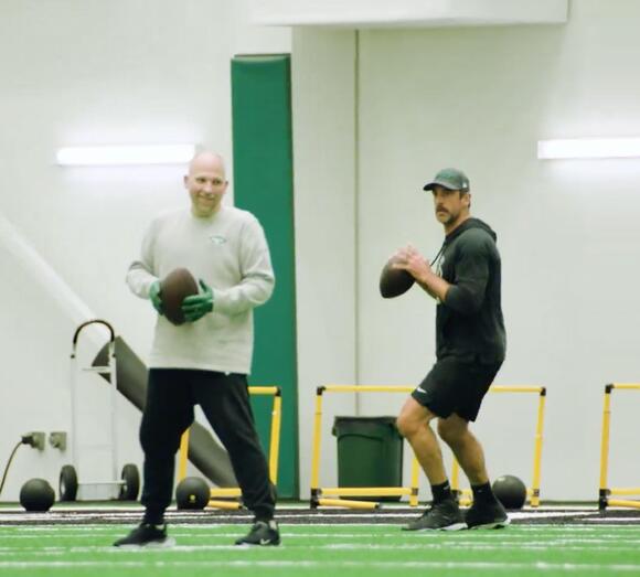Aaron Rodgers looks spry connecting with Garrett Wilson at Jets ...