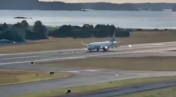 Shocking Video Shows Alaska Airlines Plane Smoking Some Poor Deer On ...