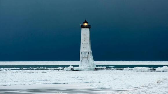 Extreme Temps Have Transformed Lake Michigan Into a Stunning Work of ...