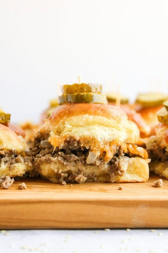 These Cheeseburger Sliders Are the Easy Crowd Pleasing Meal Everyone ...