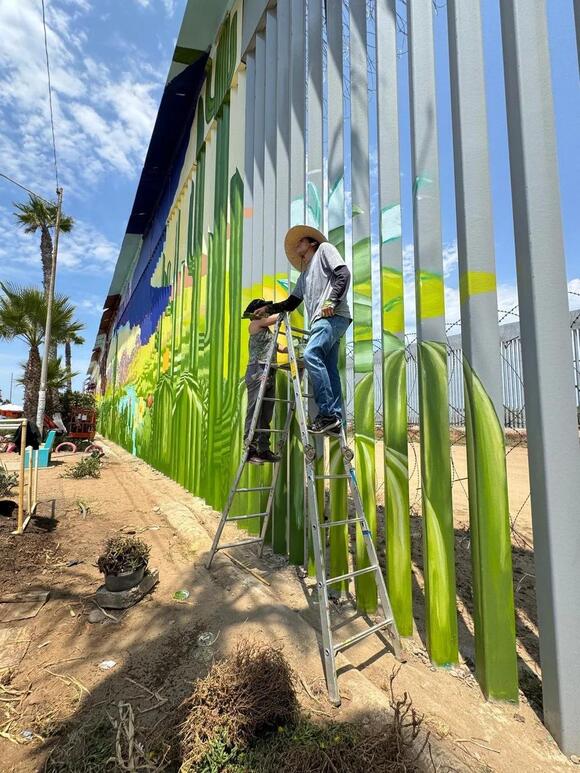 Updated: Will Trump paint the border fence at Playas de Tijuana black ...