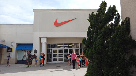 20 US outlet malls shoppers can’t miss - NewsBreak