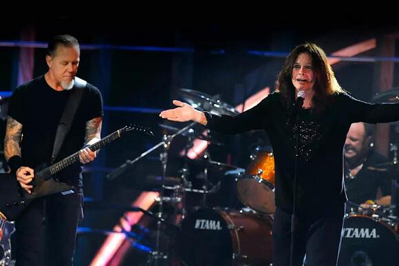 Setlist + Video - Foo Fighters Play First Show With New Drummer - NewsBreak