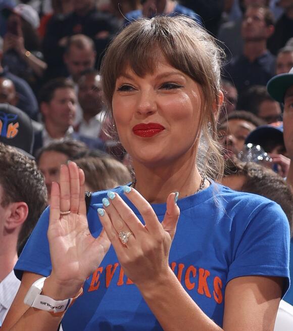 Taylor Swift Fans Are Zooming In On One Detail They Absolutely Weren’t ...