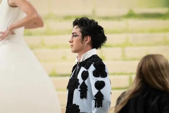 After His Met Gala Look Drew Backlash, Hudson Williams' Makeup Artist ...
