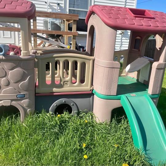 🎁 Freebies Up for Grabs in Monroe — Furniture, Play Set & More - NewsBreak
