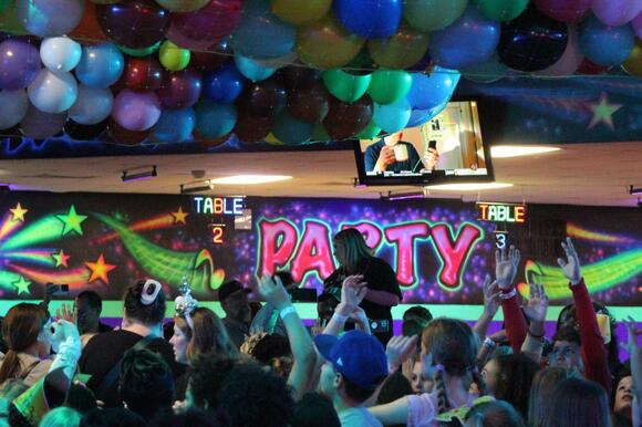 Sparkles in Kennesaw Skates Into 2024 With Balloon Drop - NewsBreak