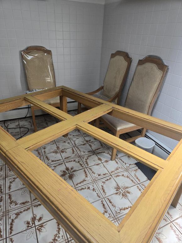 🎁 Freebies Up for Grabs in Derby — Tables, Chairs & More - NewsBreak