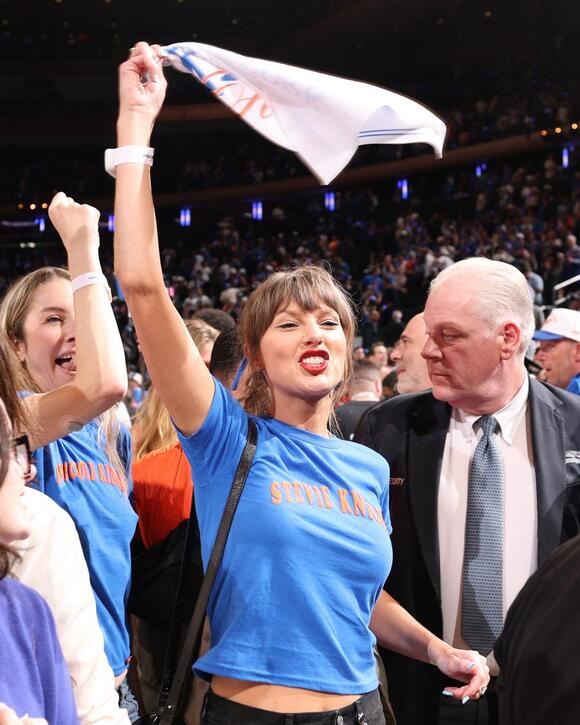 Taylor Swift Fans Are Zooming In On One Detail They Absolutely Weren’t ...
