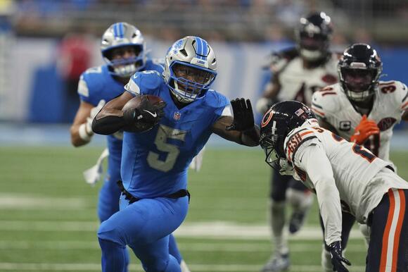 Isaac TeSlaa snags a second one-handed grab in win against Chicago ...