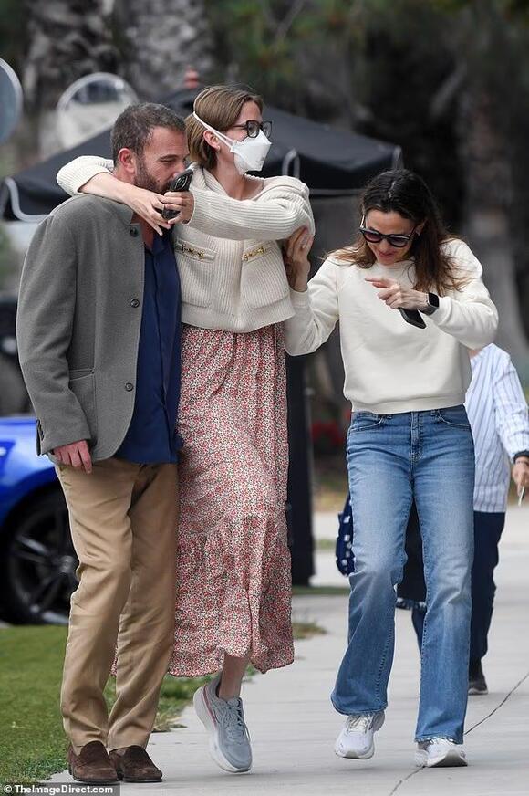 Ben Affleck and Jennifer Garner dote on mask-clad daughter Violet as ...