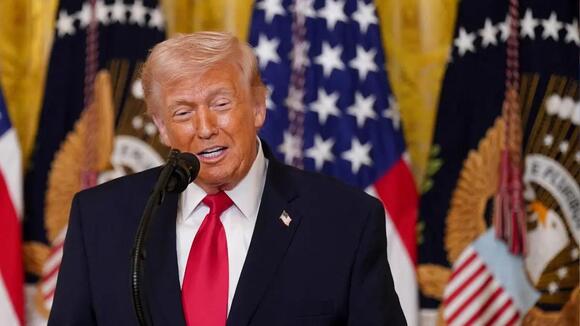 Donald Trump Goes Viral for Wearing $10,000 Cowboy Hat in the Oval ...