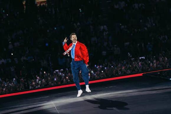 Harry Styles fans worried as singer appears to choke mid-performance ...