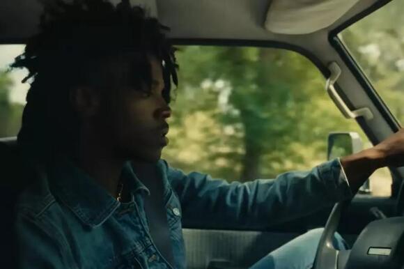 Barry Manilow Announces His Final Show in This Maine City - NewsBreak