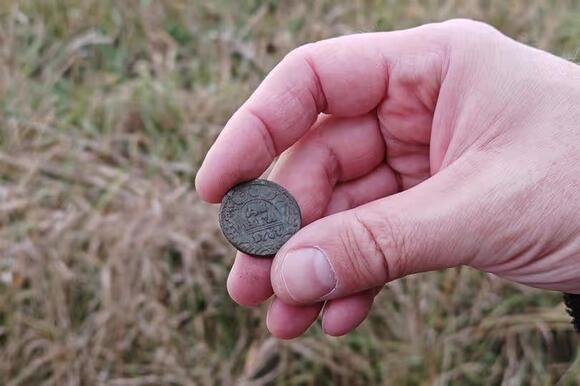 Treasure hunter leaves coin collectors speechless by back yard ...