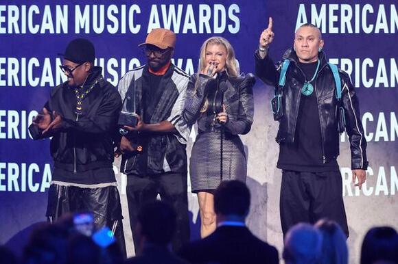 Awkward moment Goo Goo Dolls lost award despite audience singing their ...