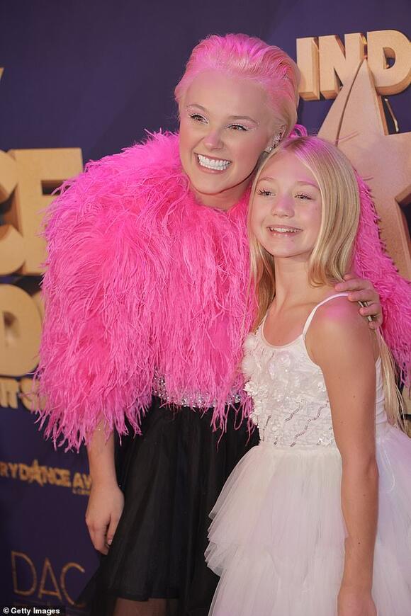 Bye bye blonde! JoJo Siwa debuts bubblegum pink pixie cut as she hits ...