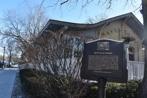 Signing Up: Wilmette Village Board backs Small Cheval’s sign that came ...