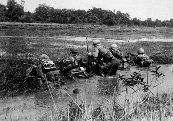 US Marine Corps Sniper Carlos Hathcock Took Out The NVA Sniper That Was ...