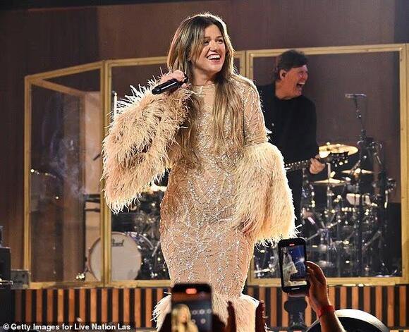 Kelly Clarkson's future plans revealed after shock exit from her talk ...