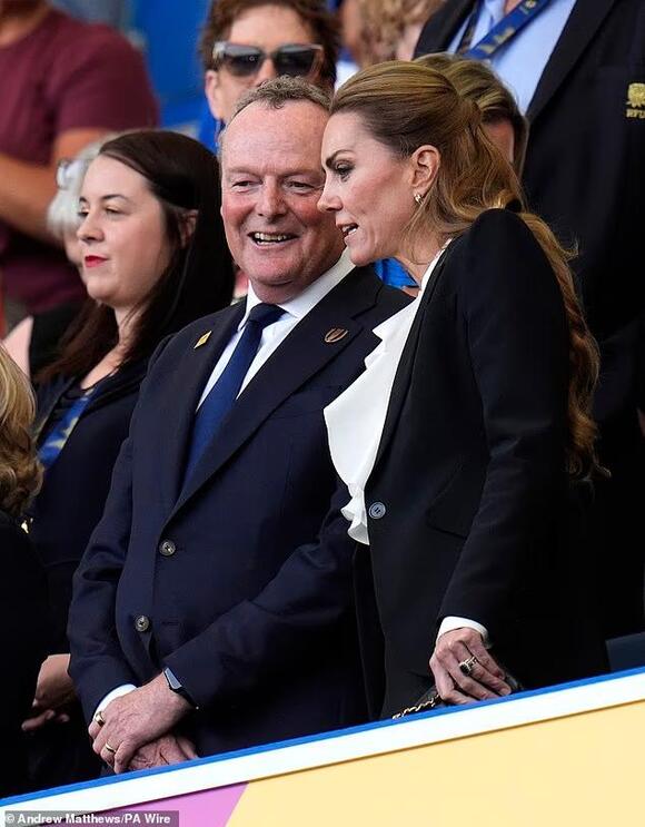Kate shows off her blonde locks as she cheers on England at the Women's ...