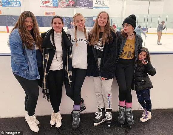 Six long-lost sisters are reunited thanks to social media - NewsBreak