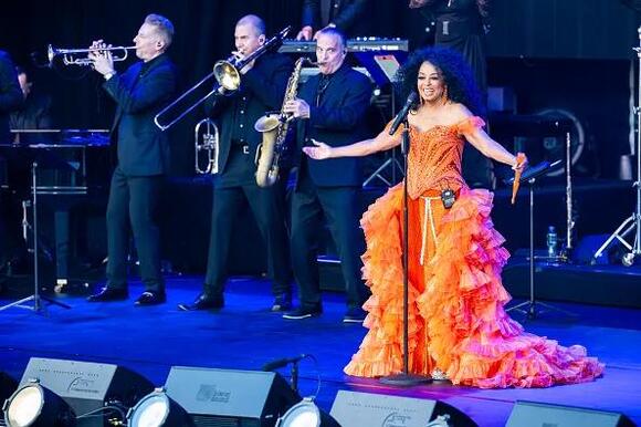 The Legendary Diana Ross Shows ‘Endless Love’ To Her Fans At Ocean ...