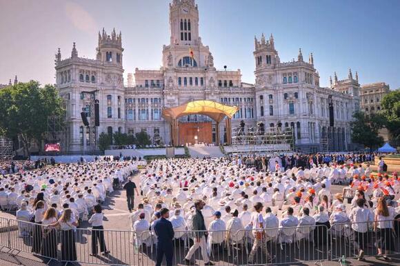 1 million people flood Madrid streets to see the pope's flower-carpeted ...