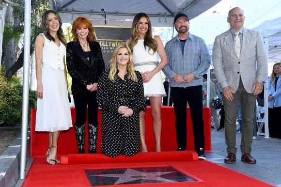 How Garth Helped Trisha Find Her Voice — On + Off the Stage - NewsBreak