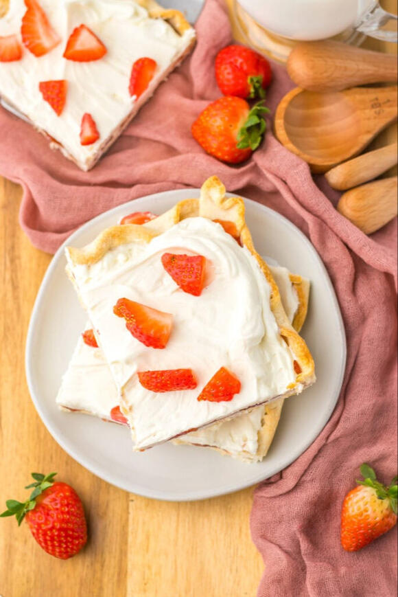 Easy Strawberry Cream Cheese Slab Pie Recipe - NewsBreak
