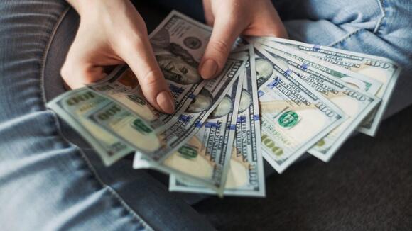 Fading confidence in US sparks shocking dollar free fall - NewsBreak