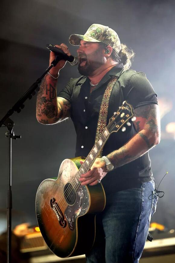 Ree Drummond + Husband Ladd Save a Newborn Calf in Freezing Temps ...