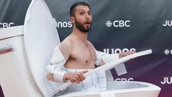 Rapper bbno$ dresses as toilet for Juno Awards 2025 and calls out Elon ...