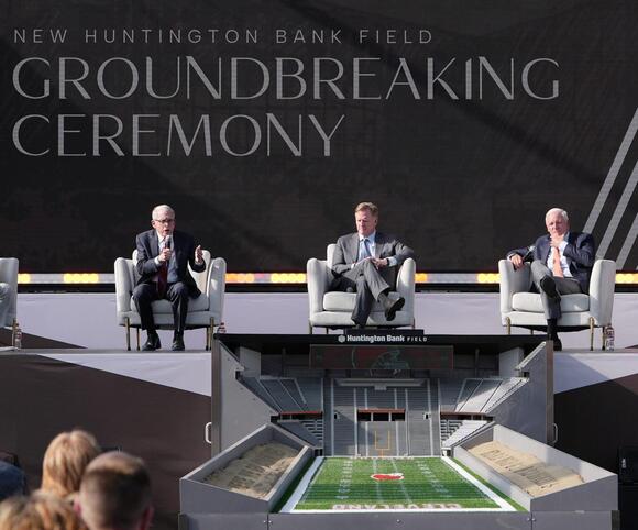 Goodell Tells Bears ‘Decide Now’ As NFL’s Oldest Stadium Is Pushed ...