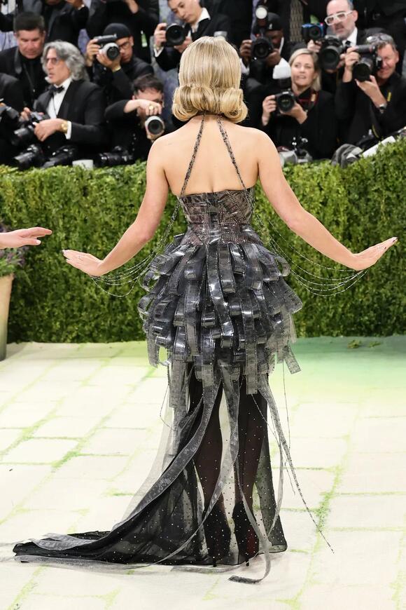 Sabrina Carpenter Stuns in Show-Stopping Met Gala 2026 Outfit, Igniting ...
