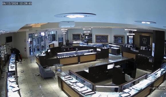 Shocking video shows moment gang of thieves smash into California ...