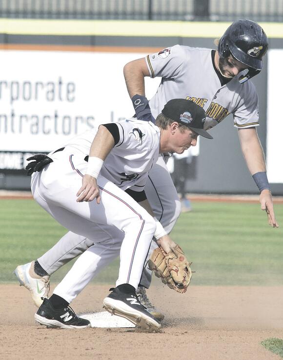 Beloit Sky Carp split twinbill with Lake County Captains