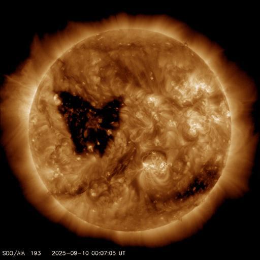 NOAA Issues G3 Geomagnetic Storm Warning As 500,000 Kilometer Hole ...