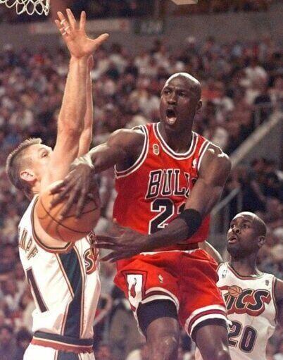Chicago Bulls Michael Jordan (23) makes a pass around Detlef Schrempf ...