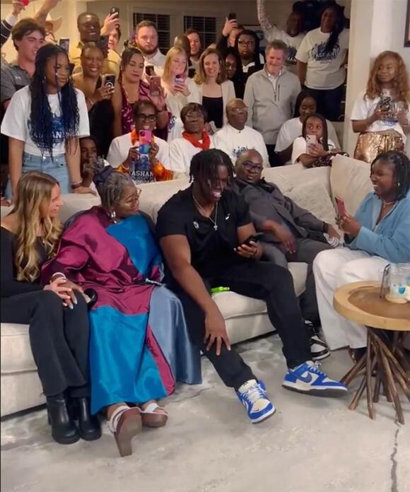 Olu Fashanu’s girlfriend had trouble embracing him after Jets’ pick in ...