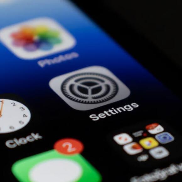 A Tech Expert Shares 4 iPhone Settings 'Everyone Should Disable': Photo ...