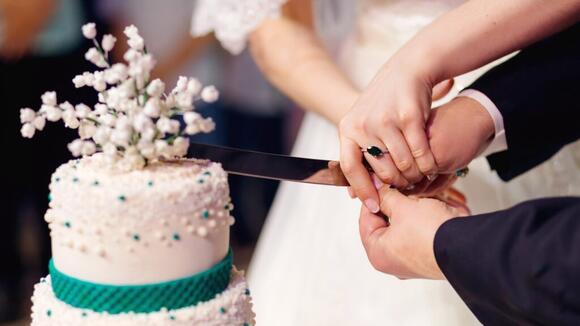 I Went to a Wedding Where the Bride & Groom Announced Gift Amounts at ...