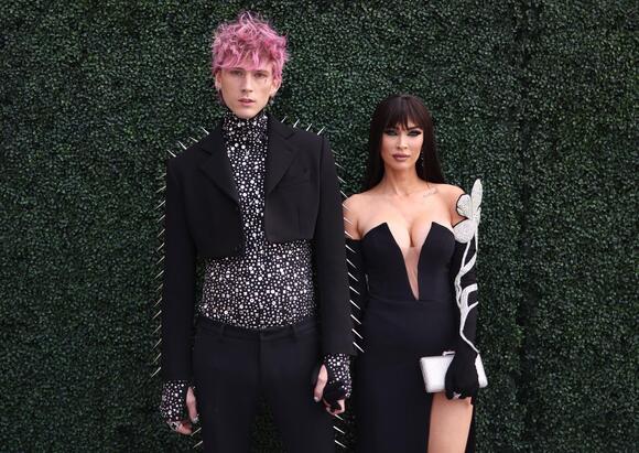Machine Gun Kelly debuts new fang teeth in dentist’s office - NewsBreak