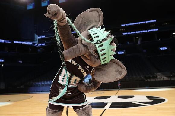 Ellie Jackson! NY Liberty Mascot Goes Viral With Michael Jackson ...