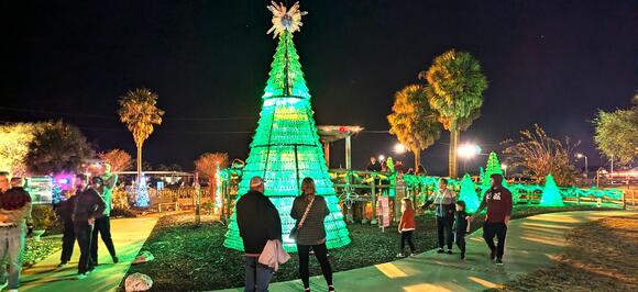 Botanical Gardens hosts eighth annual Holly-Days celebration - NewsBreak