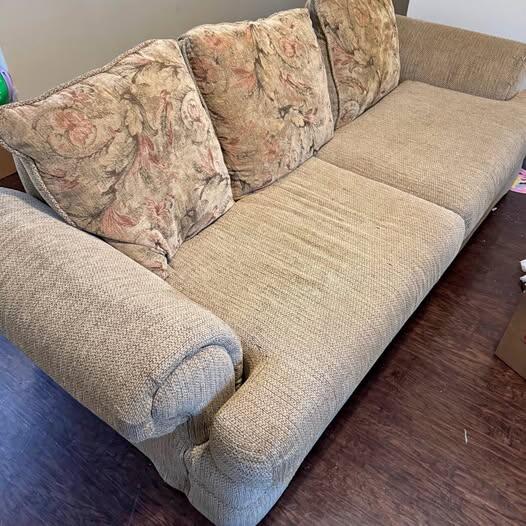 🎁 Freebies Up for Grabs in Desoto — Couches & More - NewsBreak